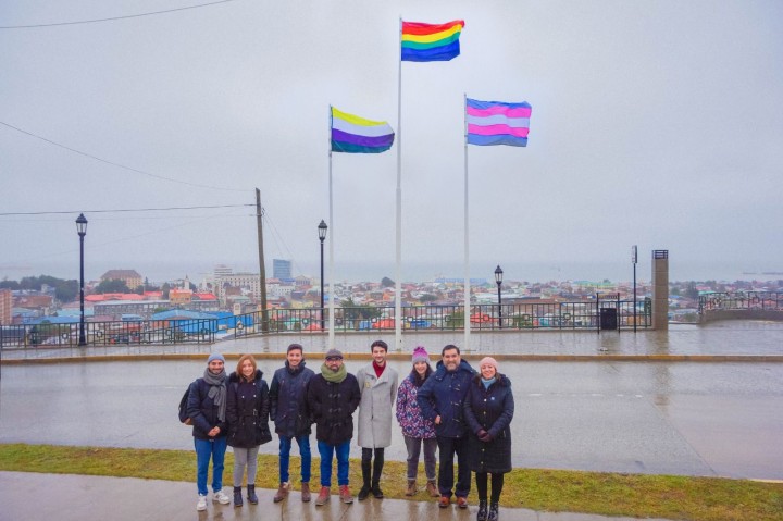 Con izamiento de banderas conmemoran en Punta Arenas mes del orgullo ...