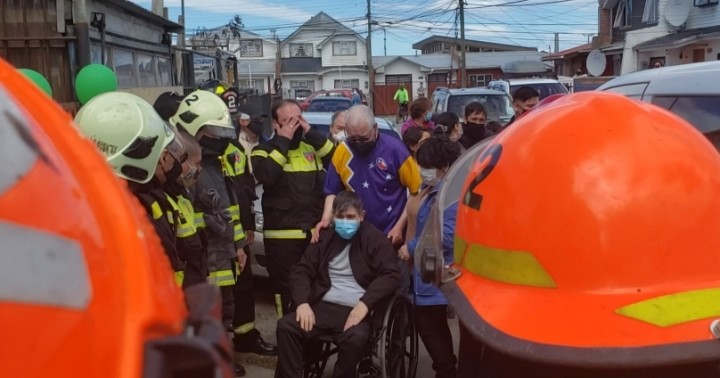 Con honores recibieron a director de Bomba Chile luego de vencer al ...