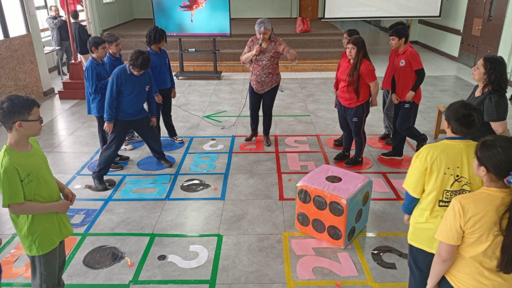 Resolución de ejercicios matematicos desafío a escolares en Ludo humano ...