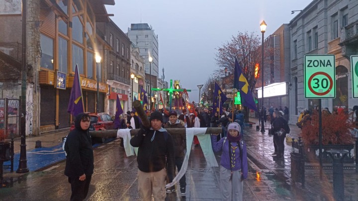 Pese a la lluvia y al frío, fieles magallánicos celebraron Vía Crucis ...