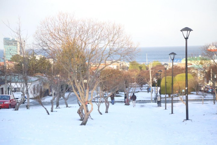 La nieve vivió este sábado sus últimos días en Punta Arenas ...