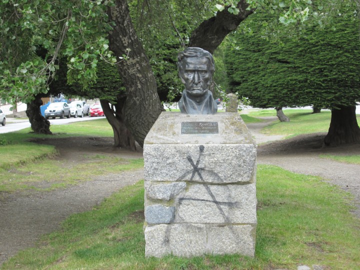 Estatua del Presidente Bulnes es el blanco predilecto de los vándalos ... Estatua del Presidente Bulnes es el blanco predilecto de los vándalos ...