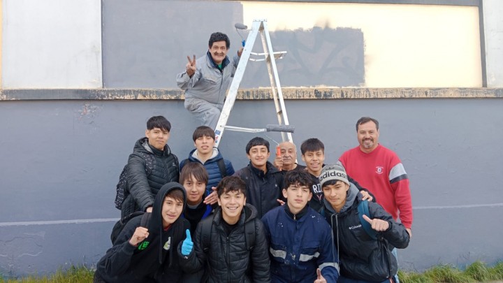 20 estudiantes pintaron fachada del Liceo Industrial | ELPINGUINO.COM