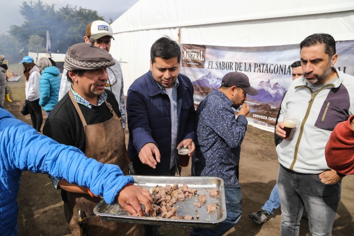Expogama: magallánicos disfrutaron de asado de vaquilla realizado en 18 ...
