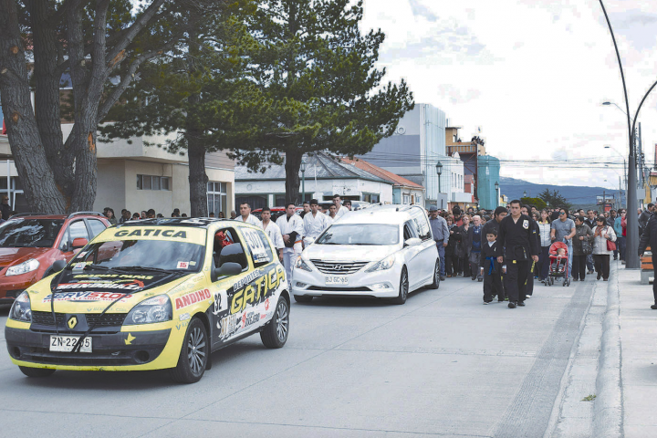 Multitudinaria despedida a joven deportista Eduardo Gatica | ELPINGUINO.COM