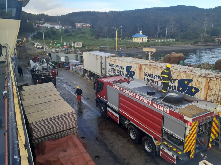 Ferry entregó con éxito 49 mil litros de agua en Puerto Toro ...