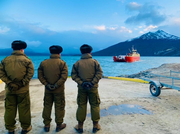 Carabineros de la Tenencia Yendegaia fiscalizan el arribo del ferry ...