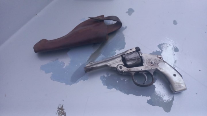 Conducía en estado de ebriedad, con un cuchillo carnicero y un revólver ...